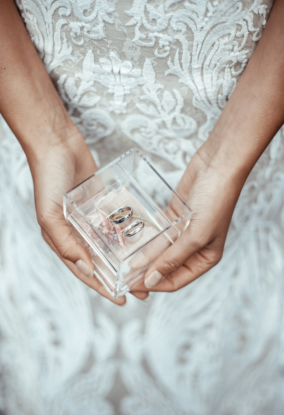 An welcher Hand wird der Ehering getragen? | ThePerfectWedding.de